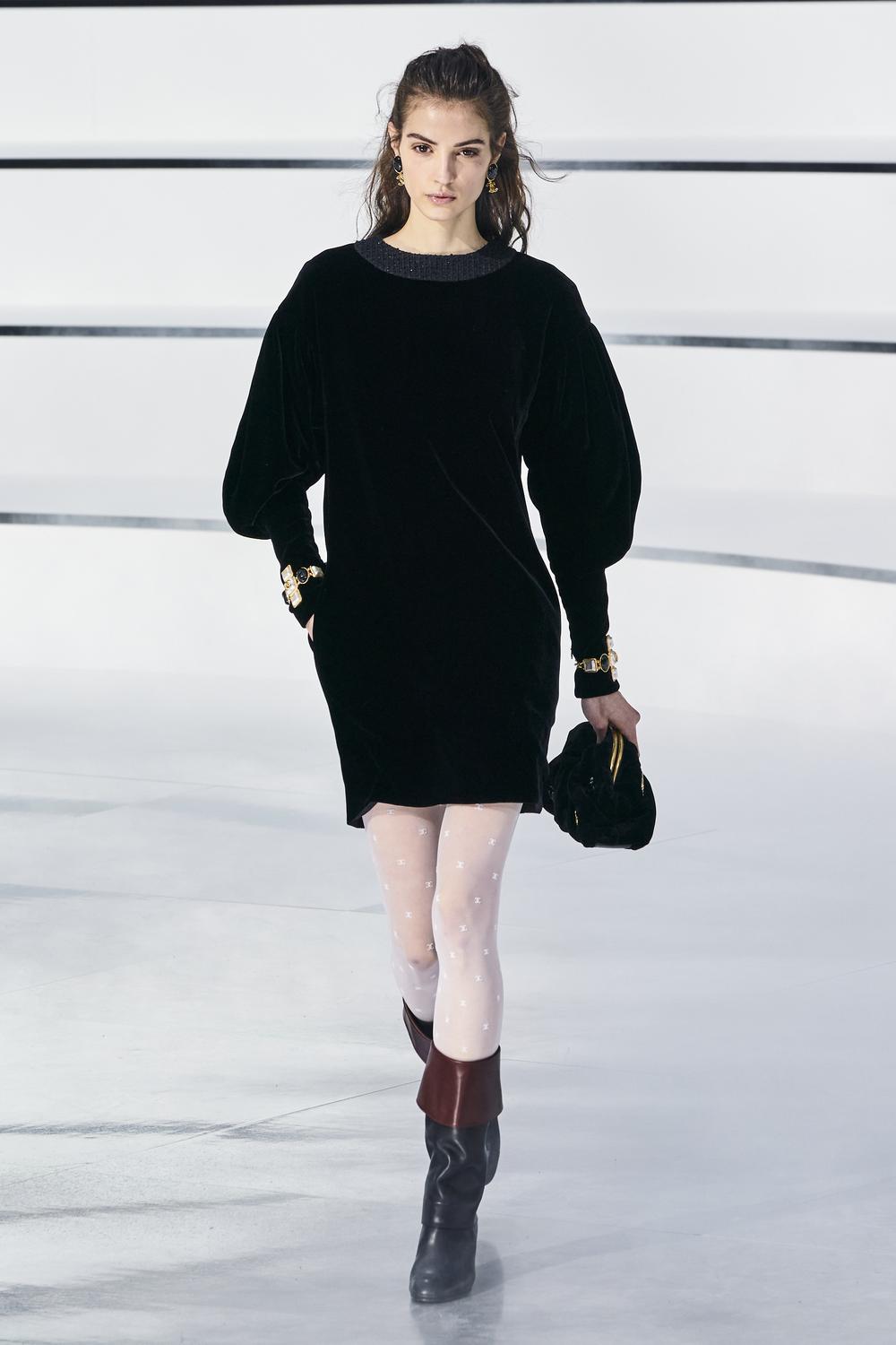 Les cavalières "eighties" de Virginie Viard s'affranchissent chez Chanel