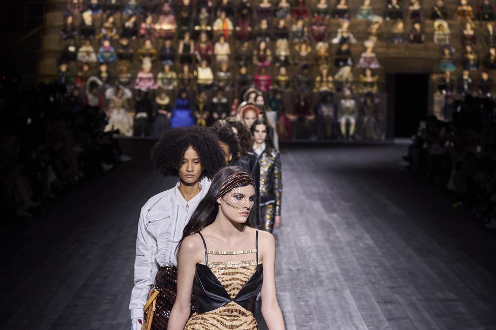 Louis Vuitton clôt la Fashion Week avec un défilé spectaculaire ...