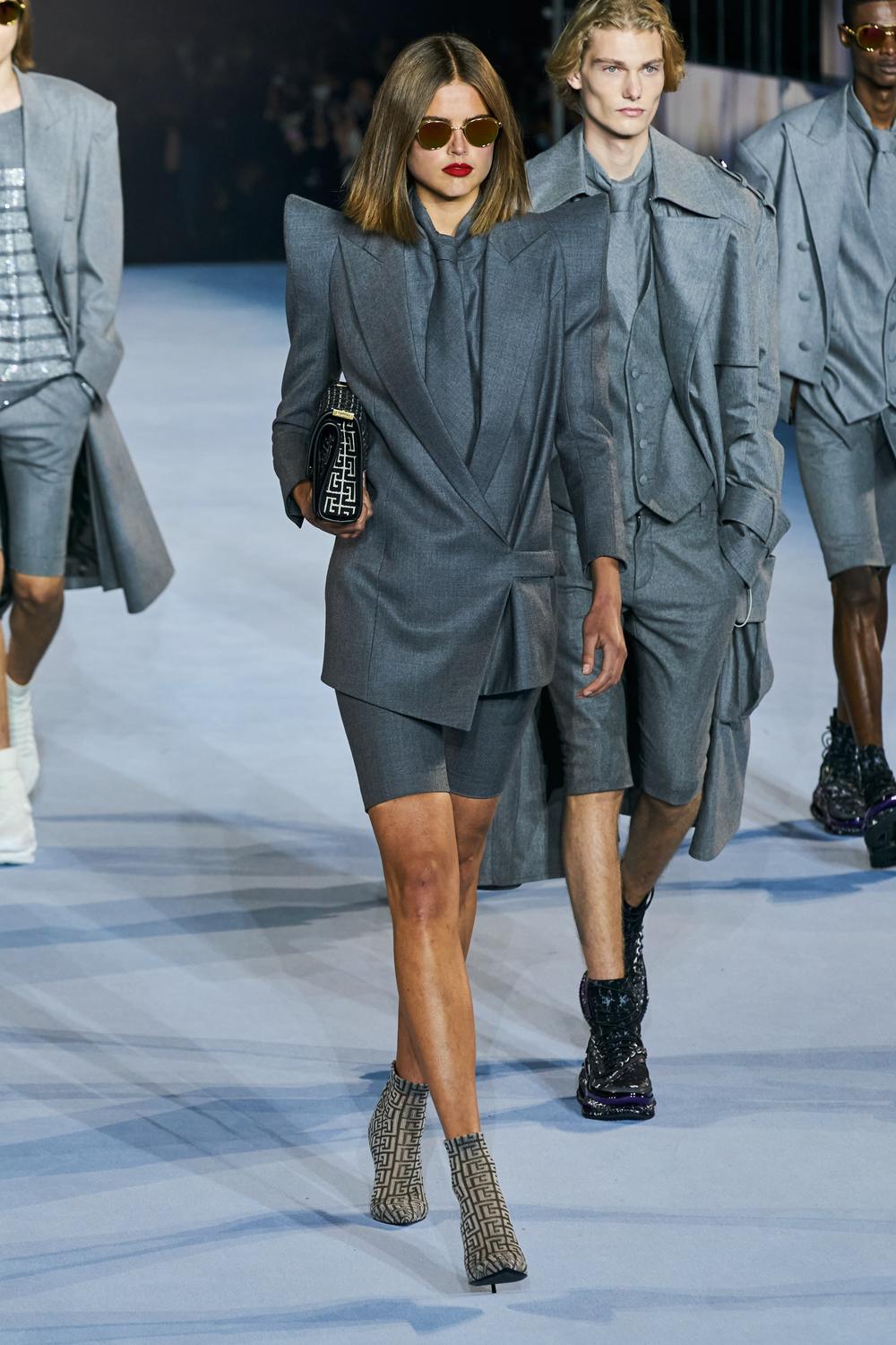 Balmain fait venir Claudia Schiffer et Anna Wintour à son show au ...