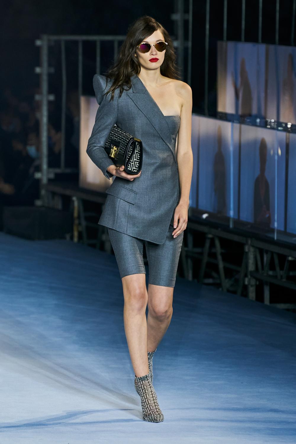 Balmain fait venir Claudia Schiffer et Anna Wintour à son show au ...