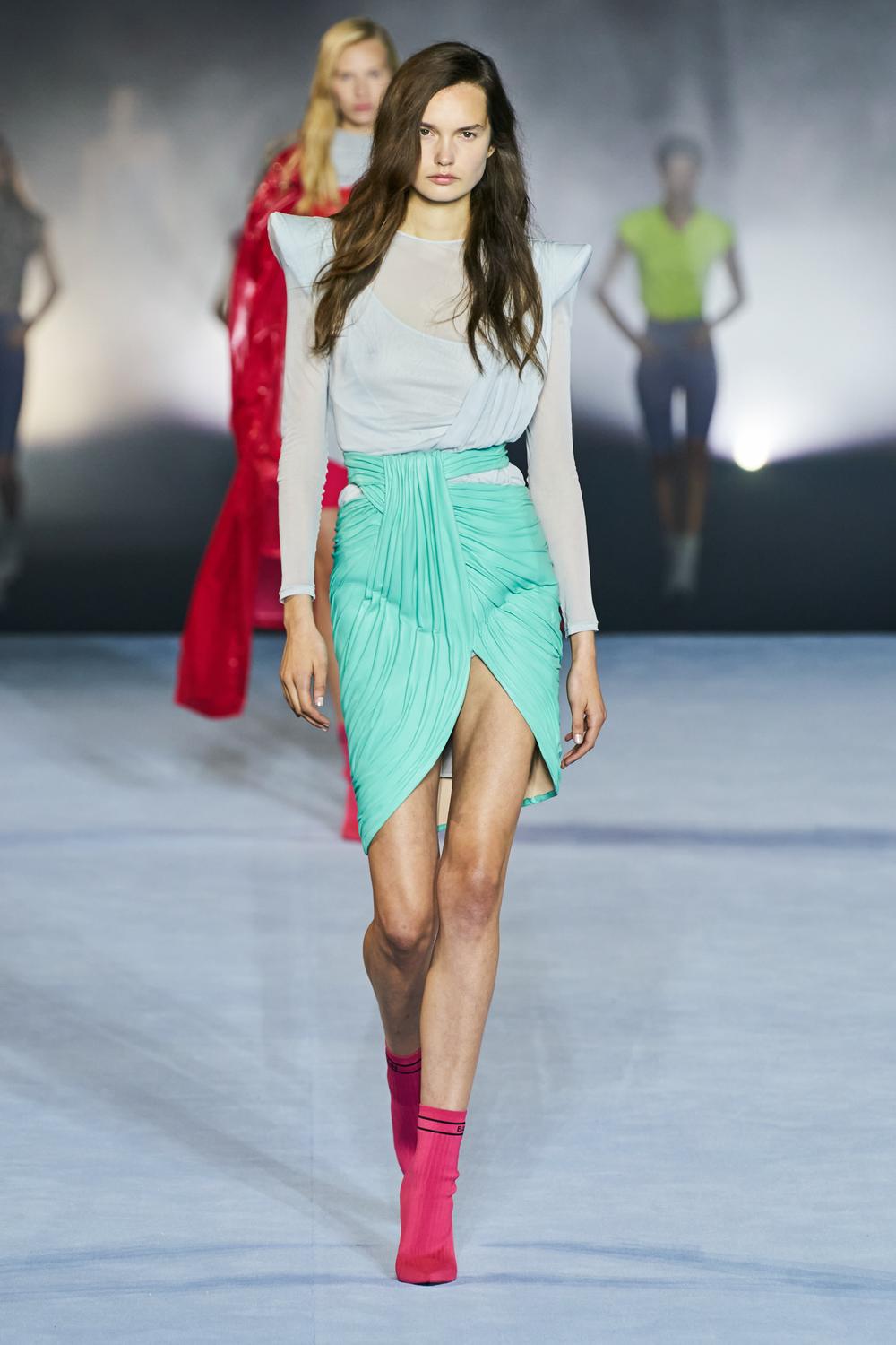 Balmain fait venir Claudia Schiffer et Anna Wintour à son show au ...