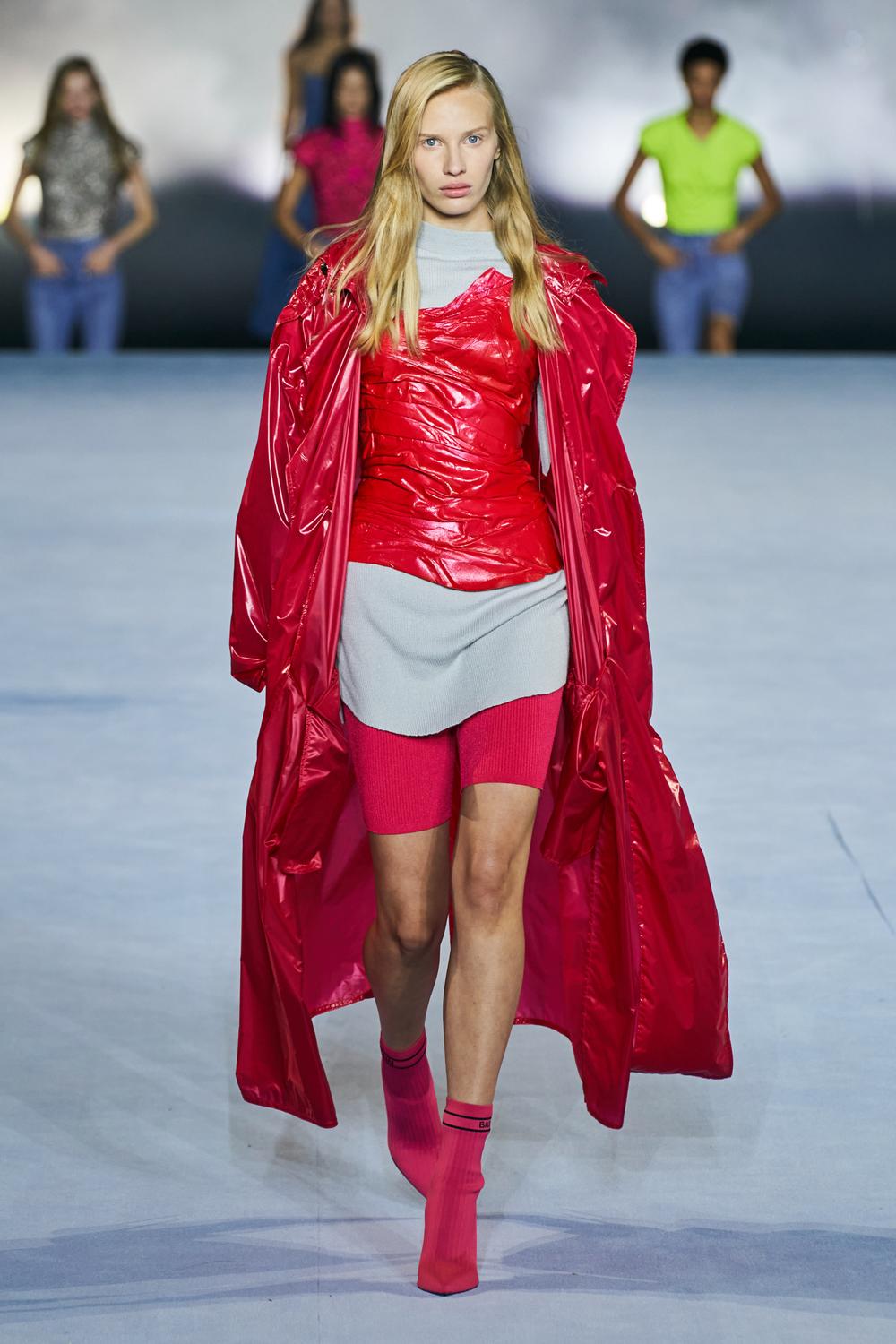Balmain fait venir Claudia Schiffer et Anna Wintour à son show au ...