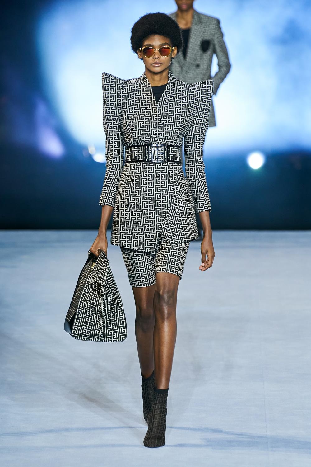Balmain fait venir Claudia Schiffer et Anna Wintour à son show au ...