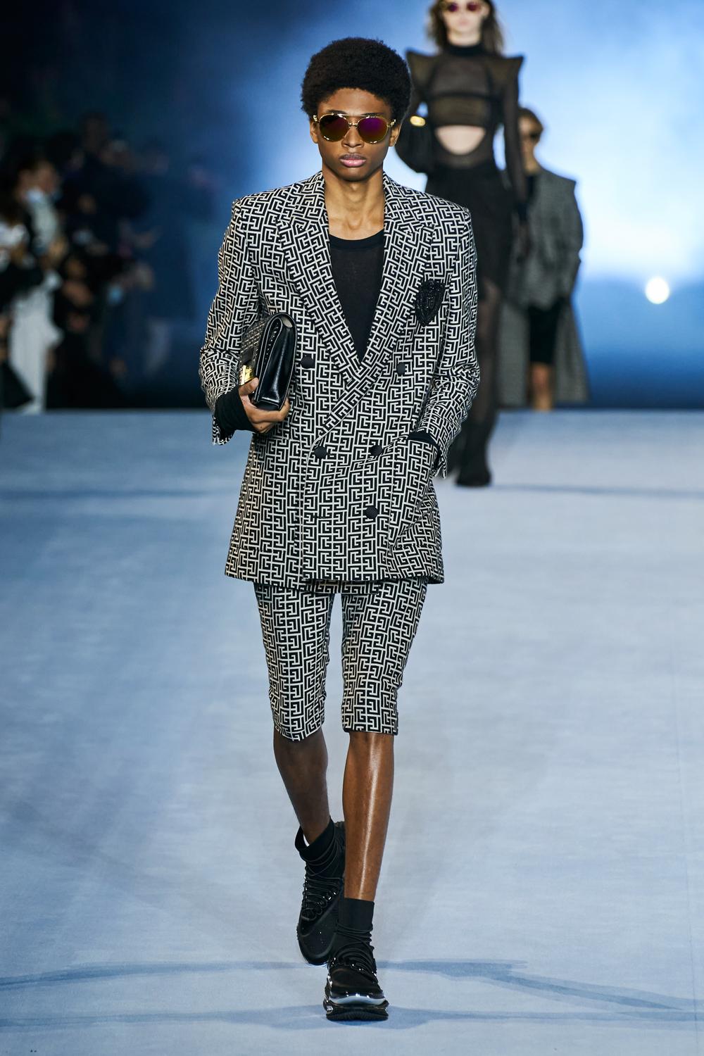 Balmain fait venir Claudia Schiffer et Anna Wintour à son show au ...
