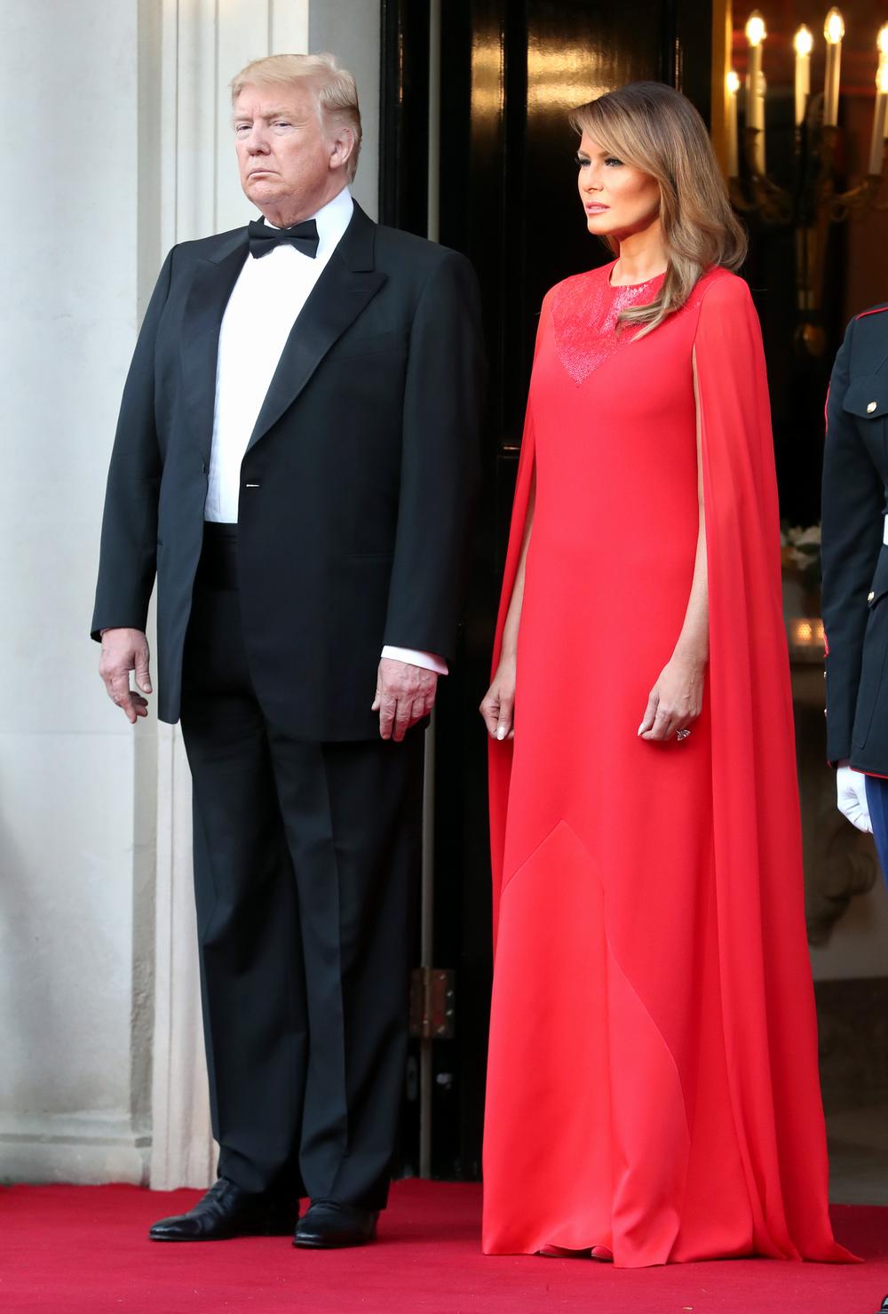 Sans masque, Melania Trump a voté en robe Gucci et escarpins Louboutin