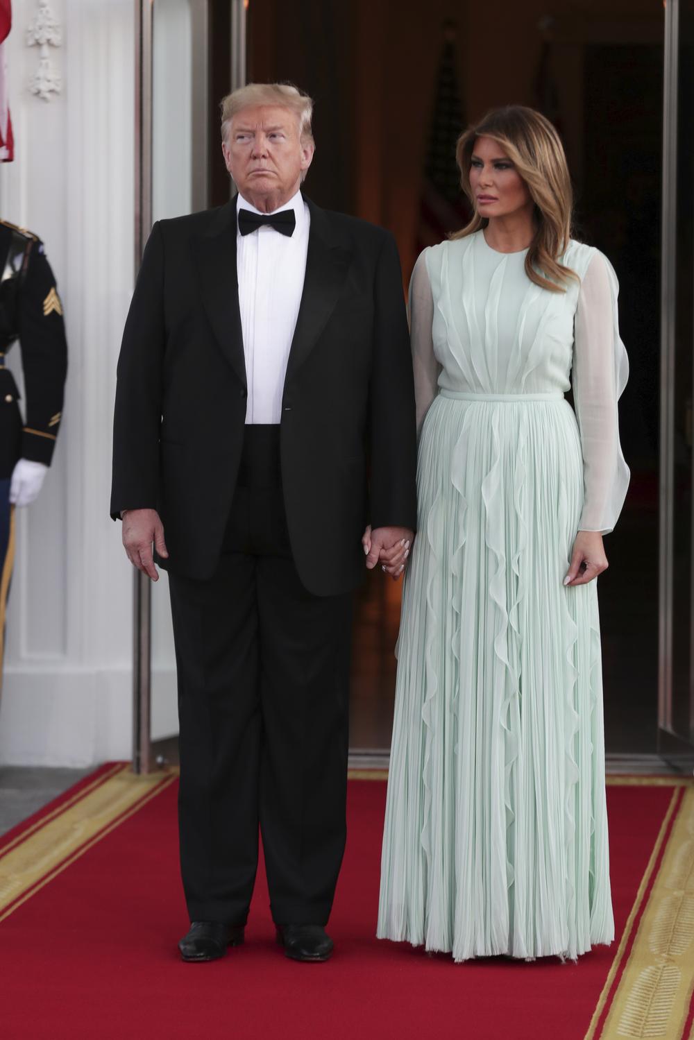 Sans masque, Melania Trump a voté en robe Gucci et escarpins Louboutin