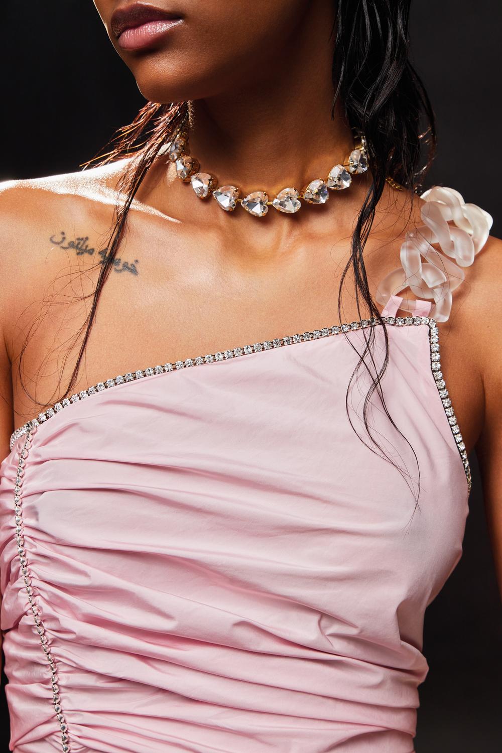 Dua Lipa embrasse la tendance du tout petit, petit bikini en crochet