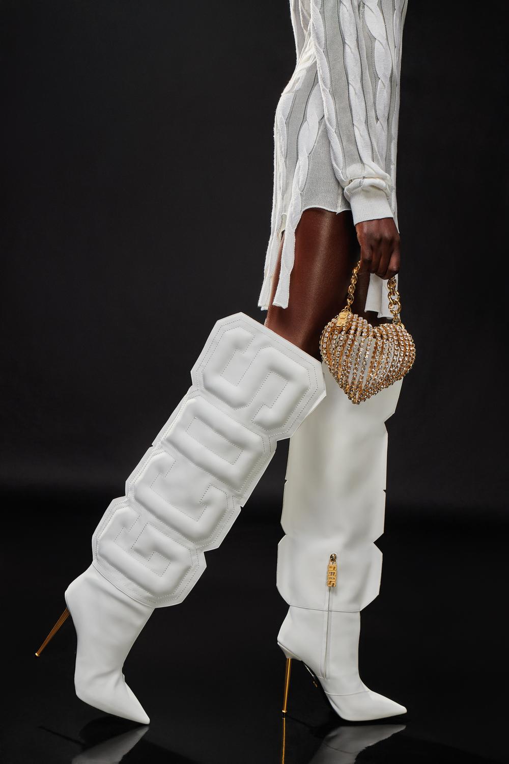 Dua Lipa embrasse la tendance du tout petit, petit bikini en crochet