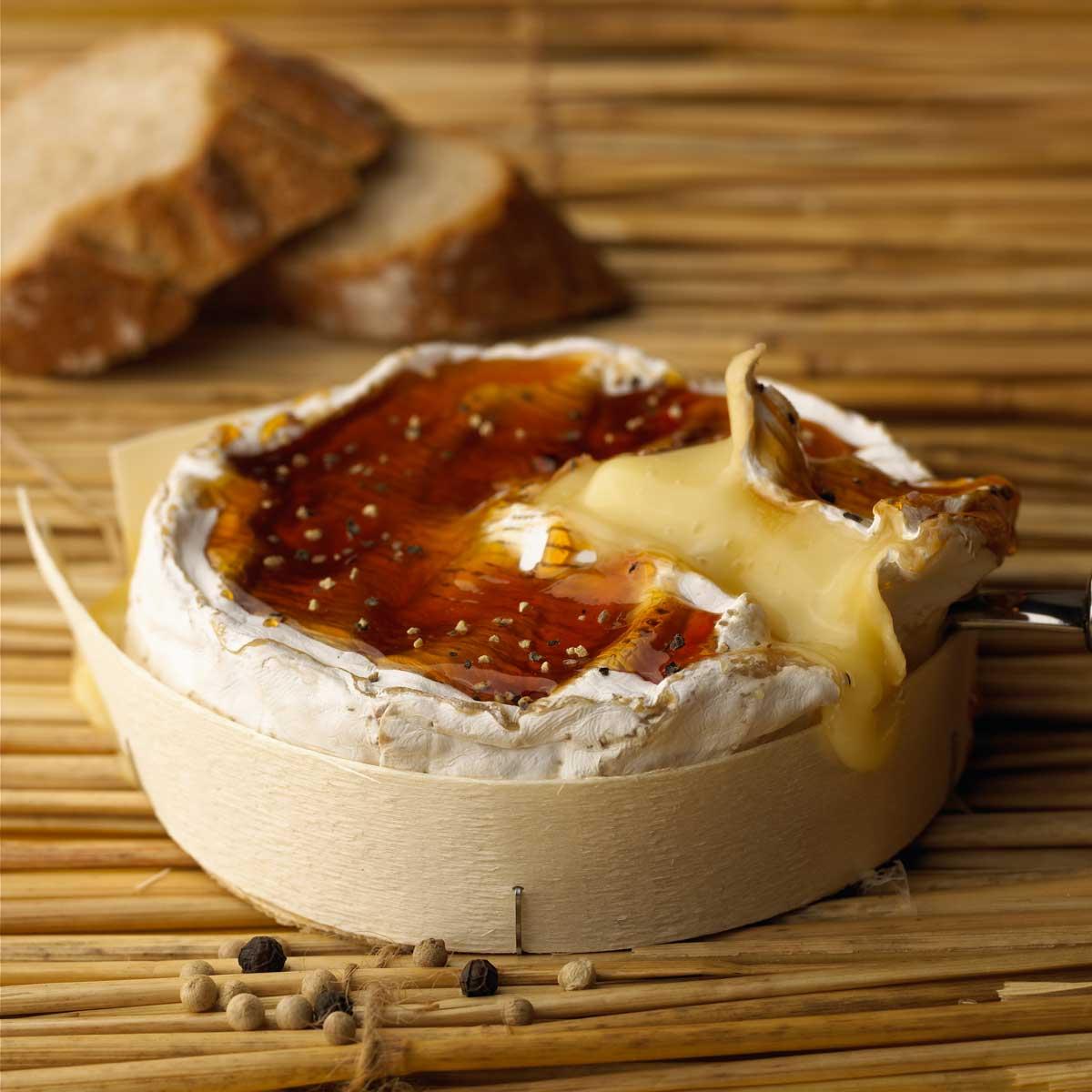 Recette camembert tiède au caramel poivré - Cuisine / Madame Figaro