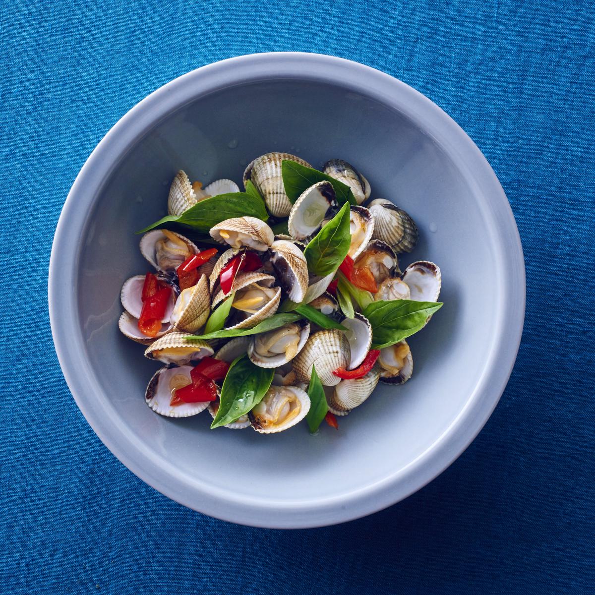 Recette coques au piment et au basilic thaï - Cuisine / Madame Figaro