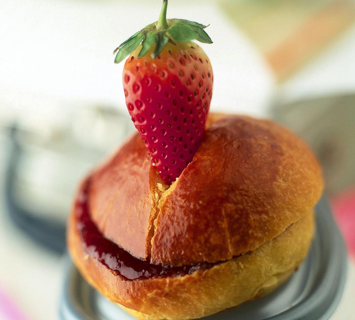 Recette brioche aux fraises - Cuisine / Madame Figaro