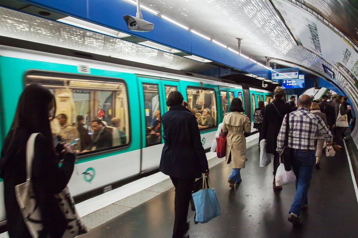 Un "harceleur à la couronne" inquiète les jeunes femmes dans le métro ...