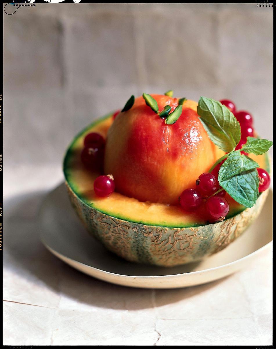 Recette melon, pêche et fruits rouges - Cuisine / Madame Figaro