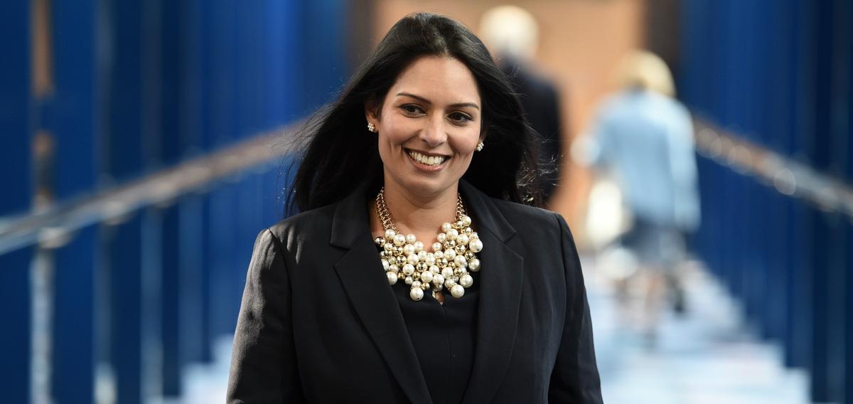 Qui est Priti Patel, l’ultraconservatrice ministre de l’Intérieur ...