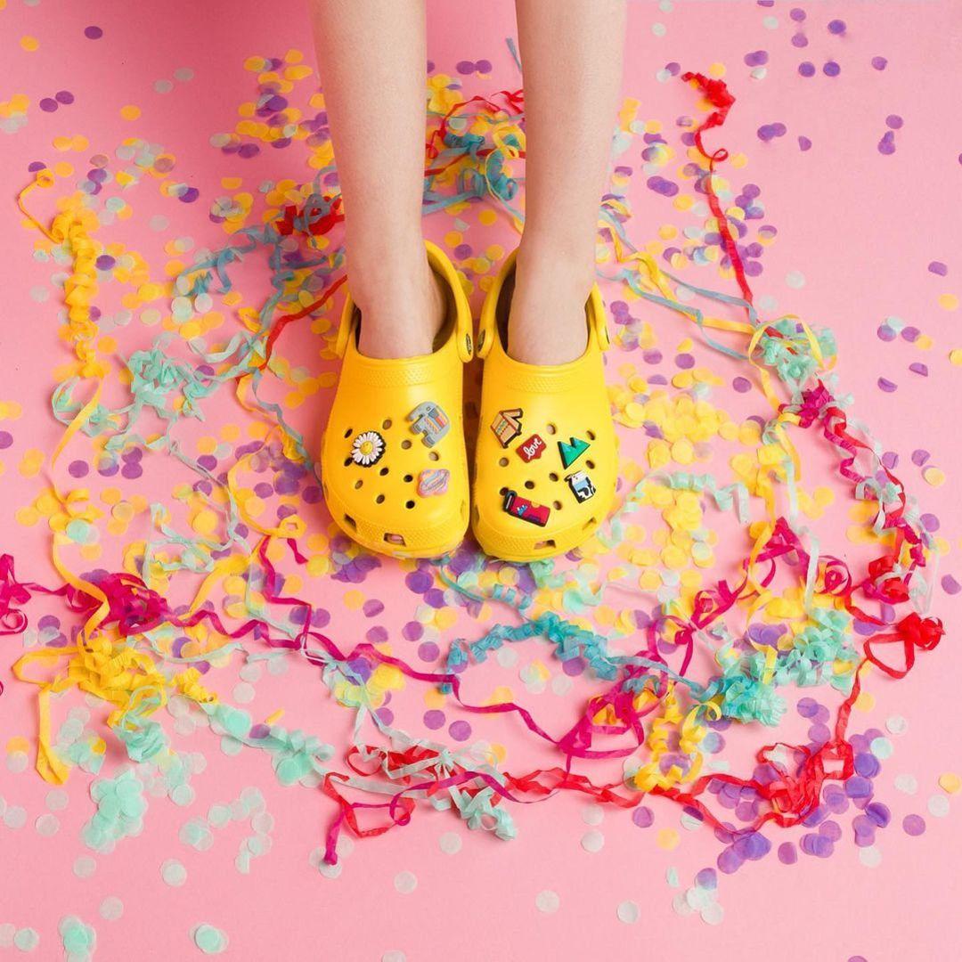 Crocs, joggings, sourcils rasés : le moche a-t-il supplanté le beau ...