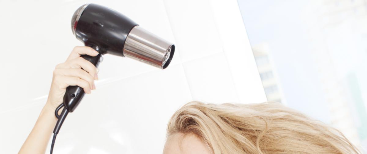 Utiliser son sèche-cheveux comme une professionnelle ! - Madame Figaro