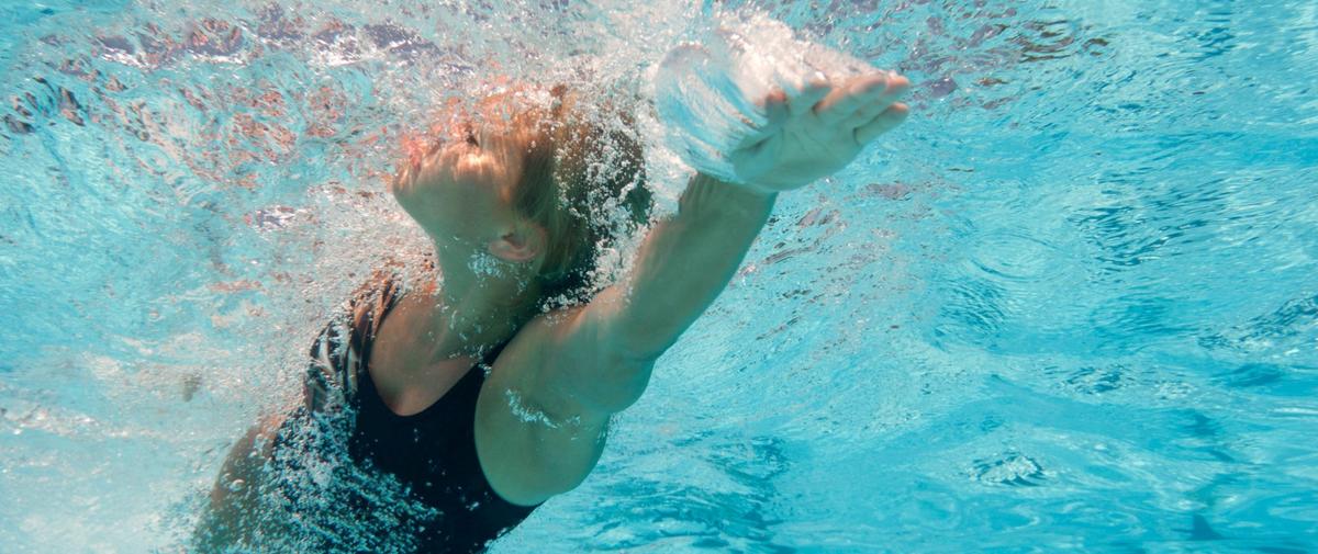 Natation : apprenez à nager le crawl à la perfection - Madame Figaro