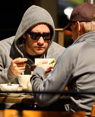 Jake Gyllenhaal boit son café seul