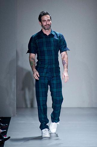 Marc Jacobs maquille les femmes… et les hommes