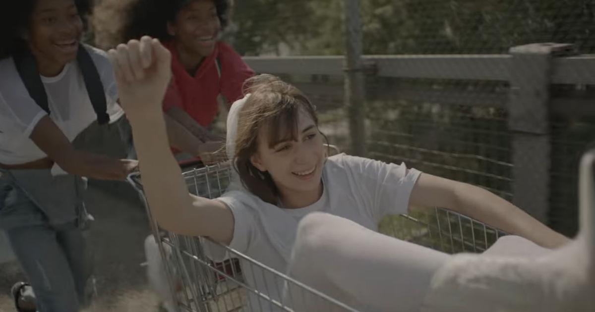 Charlotte Gainsbourg dévoile ses filles, Alice et Joe, dans son nouveau ...