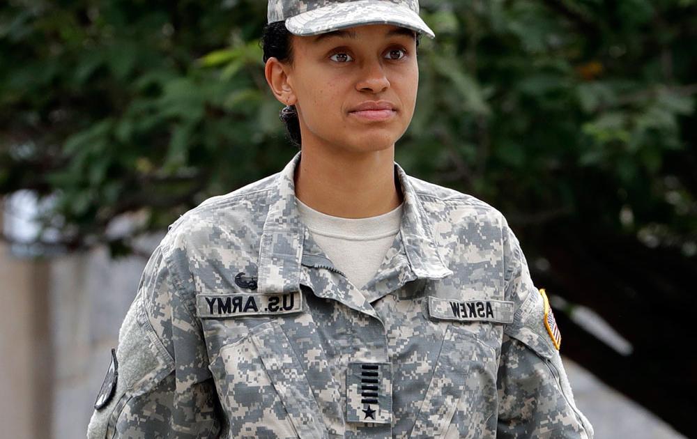Simone Askew, la capitaine qui entre dans l'histoire de l'armée américaine