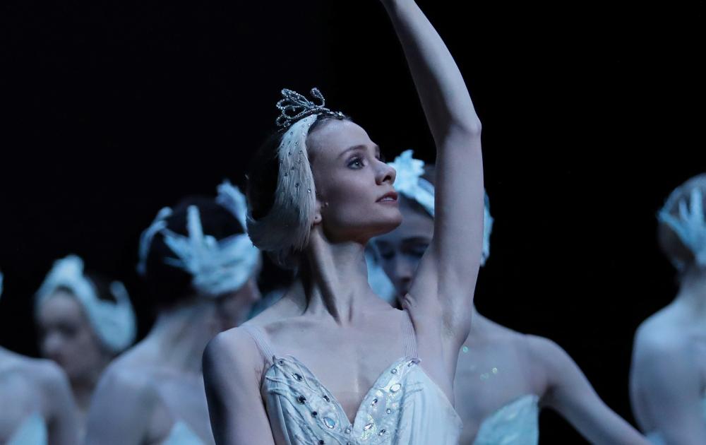 En vidéo, les danseuses de l'Opéra de Paris interprètent "Le Lac des ...