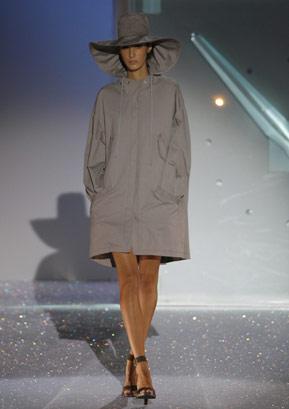 Défilé Hussein Chalayan Printemps-été 2007 Prêt-à-porter - Madame Figaro