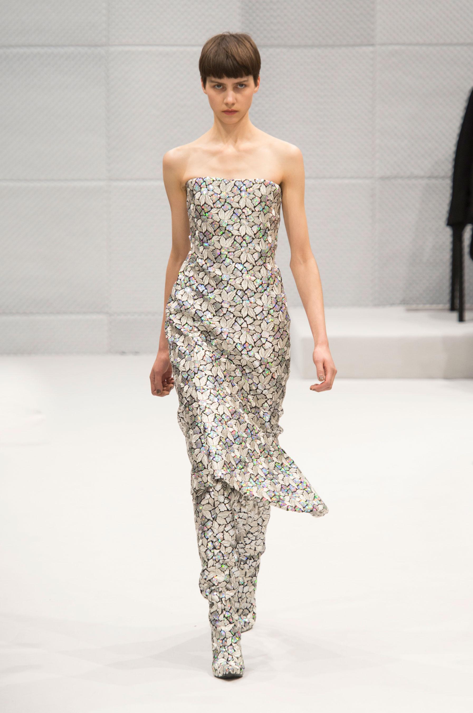 Défilé Balenciaga Automne-hiver 2016-2017 Prêt-à-porter - Madame Figaro