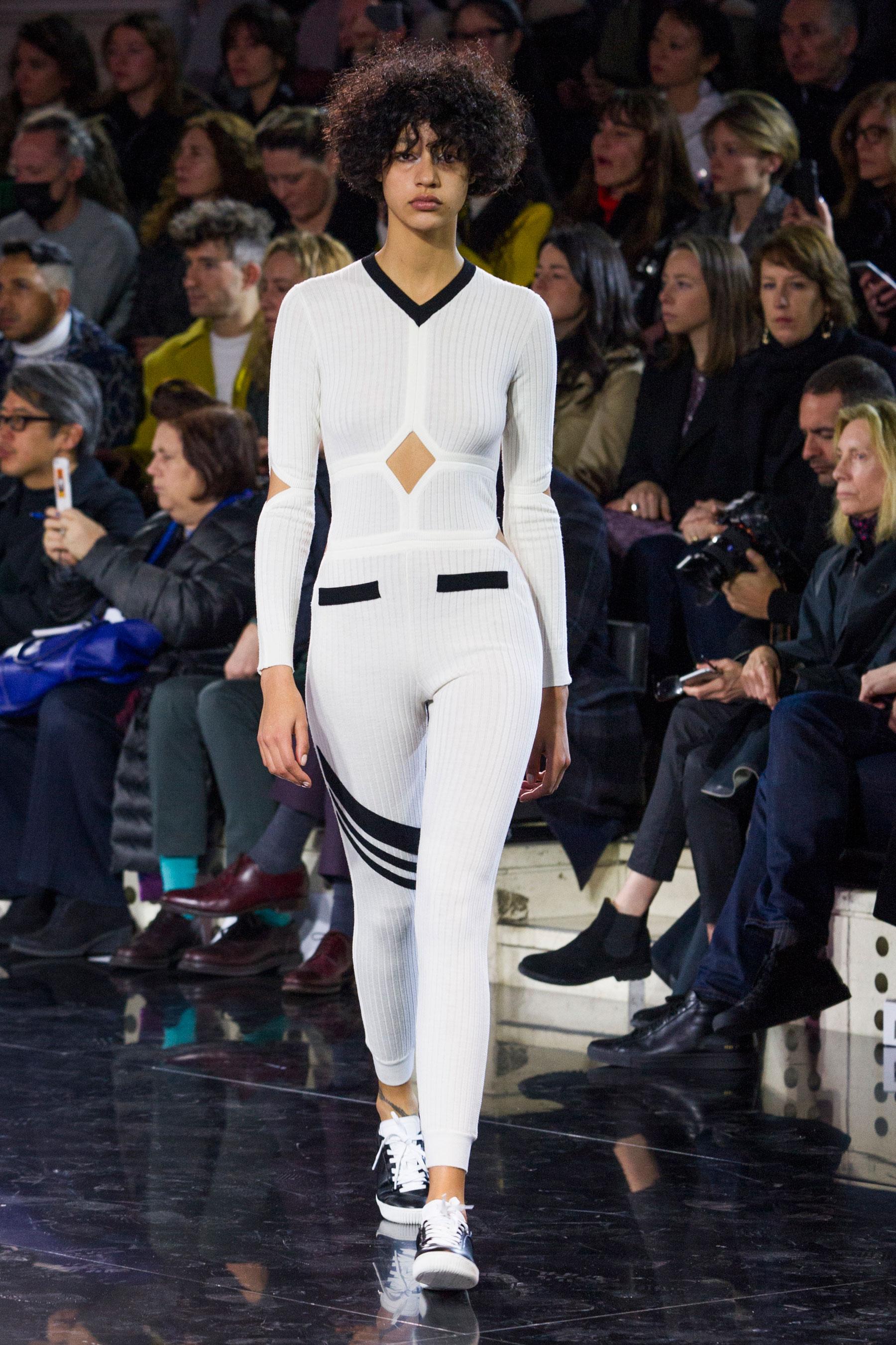 Défilé Courrèges Automne-hiver 2016-2017 Prêt-à-porter - Madame Figaro