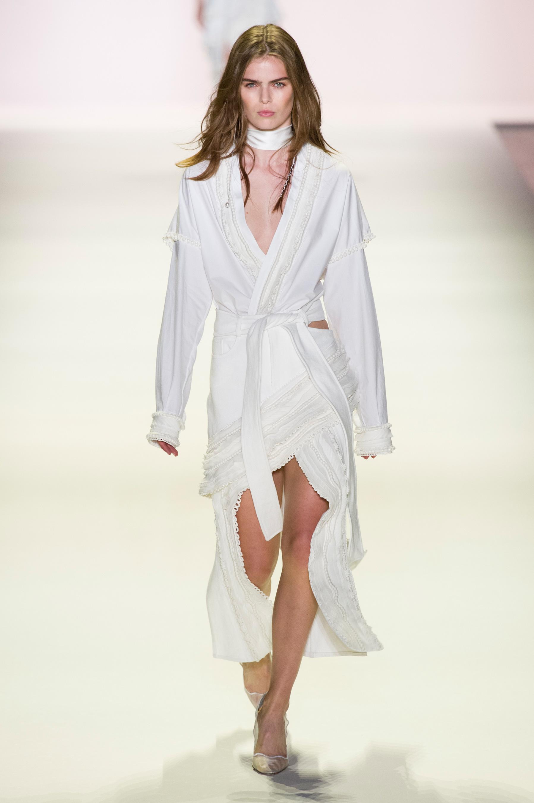 Défilé Jonathan Simkhai Printemps-été 2017 Prêt-à-porter - Madame Figaro