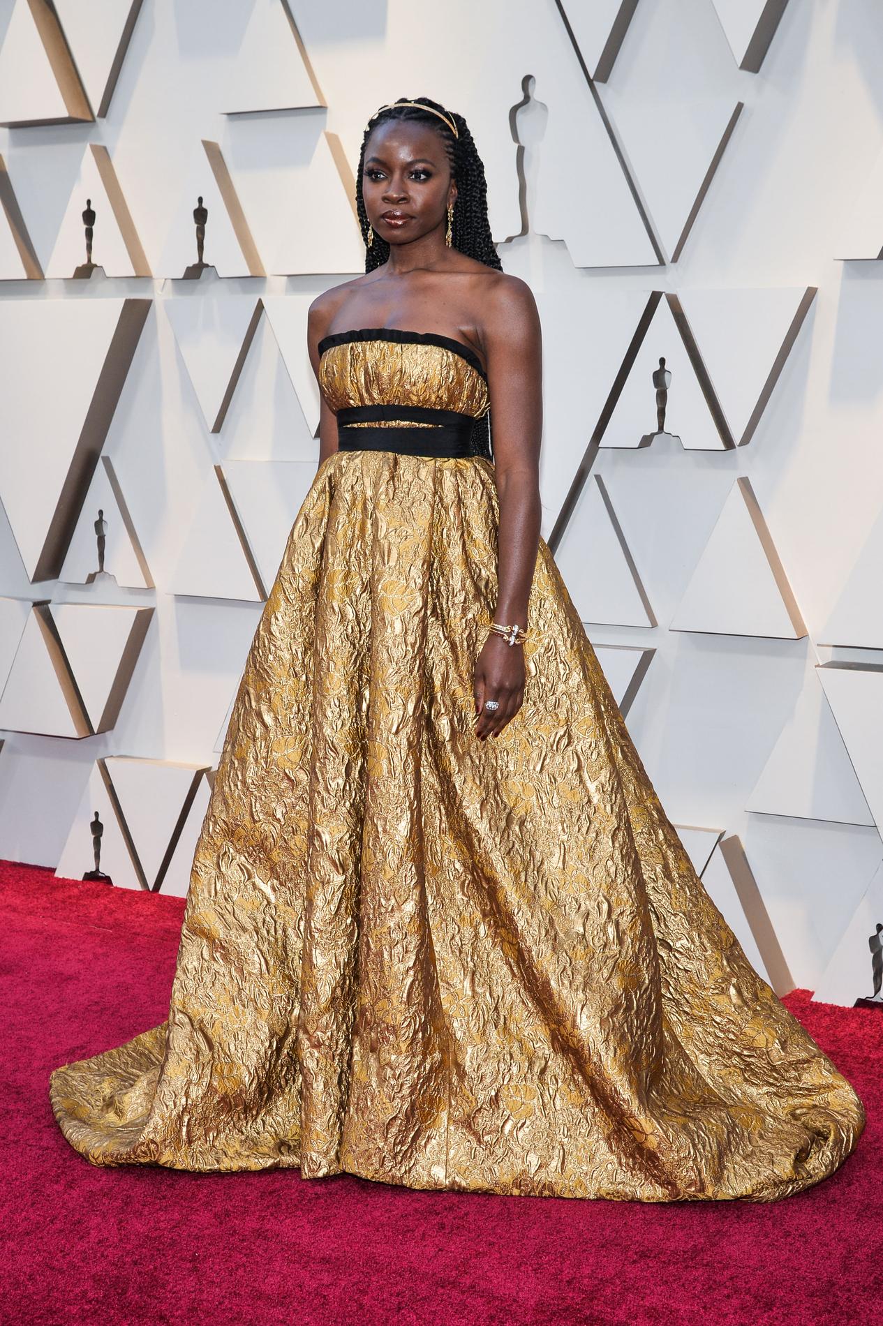 Acteur en robe et déferlante de rose : le tapis haut en couleurs des ...