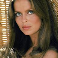 Roger Moore, ses femmes et ses "James Bond girls"