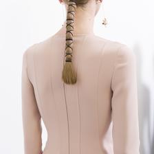 Tresse, chignon, queue de cheval : quelle coiffure facile adopter cet été