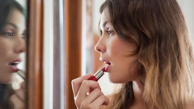 La méthode "coton-tige" : l'astuce infaillible pour appliquer son rouge ...