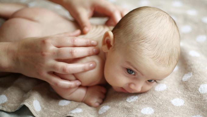 Et si on massait bébé pour soulager ses douleurs