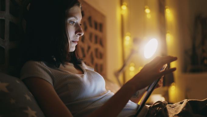 Un "couvre-feu digital" d'une heure avant de se coucher permettrait de mieux dormir