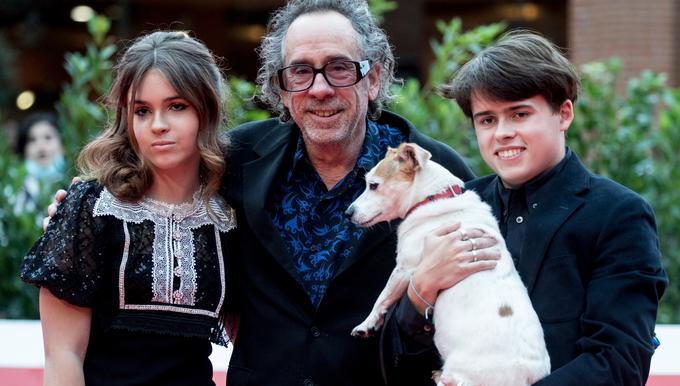 La rare apparition des enfants (et du chien) de Tim Burton au Festival ...