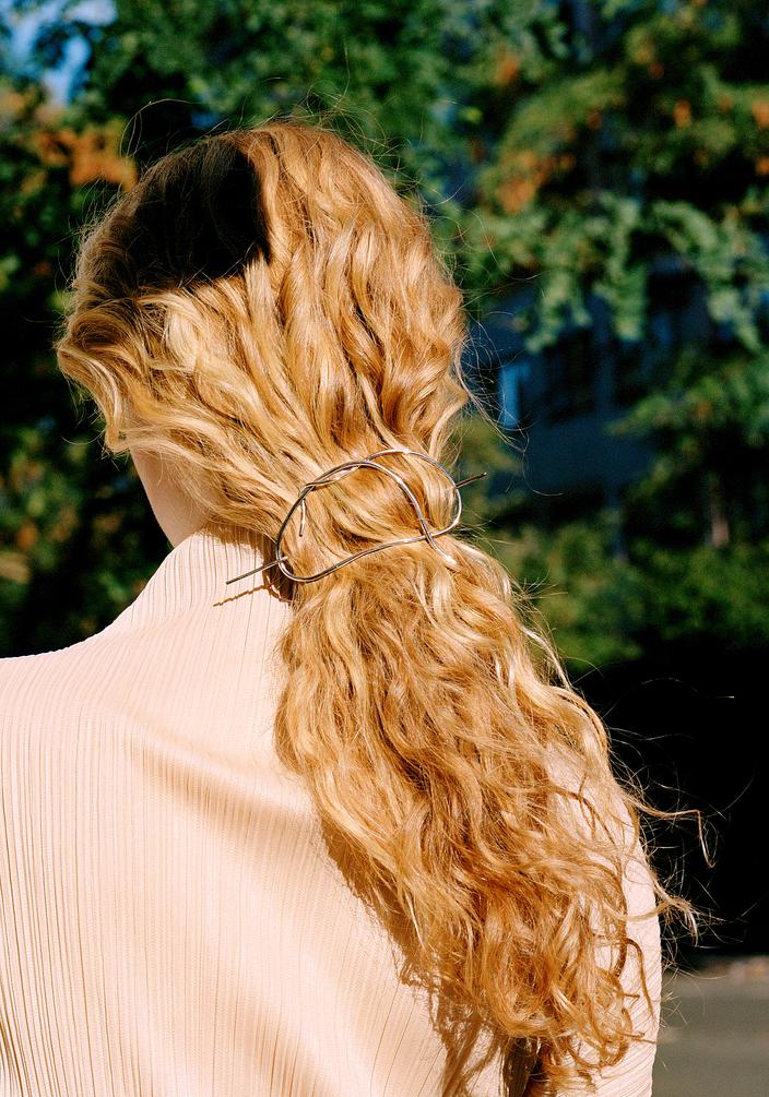 Néotresse, bun, head barrette : les 3 coiffures incontournables de l'été