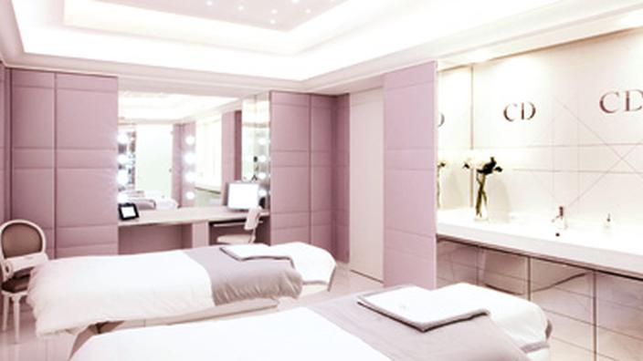 Le Plaza Athénéepasse en cabine Dior