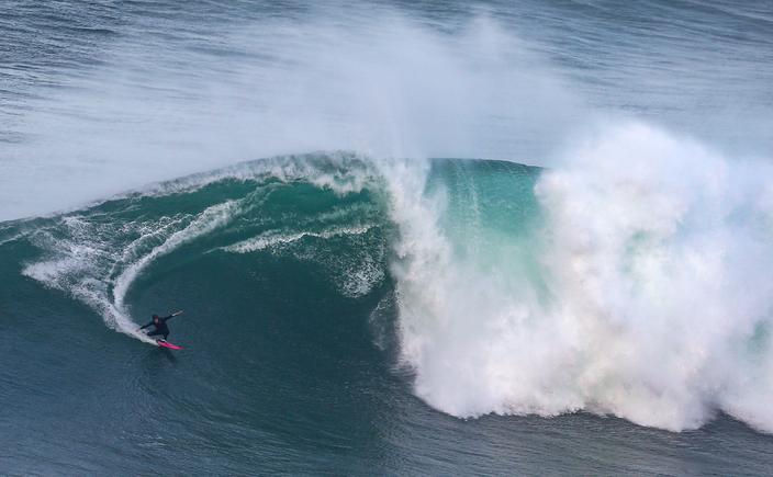 Justine Dupont, surfeuse de monstres d'écume