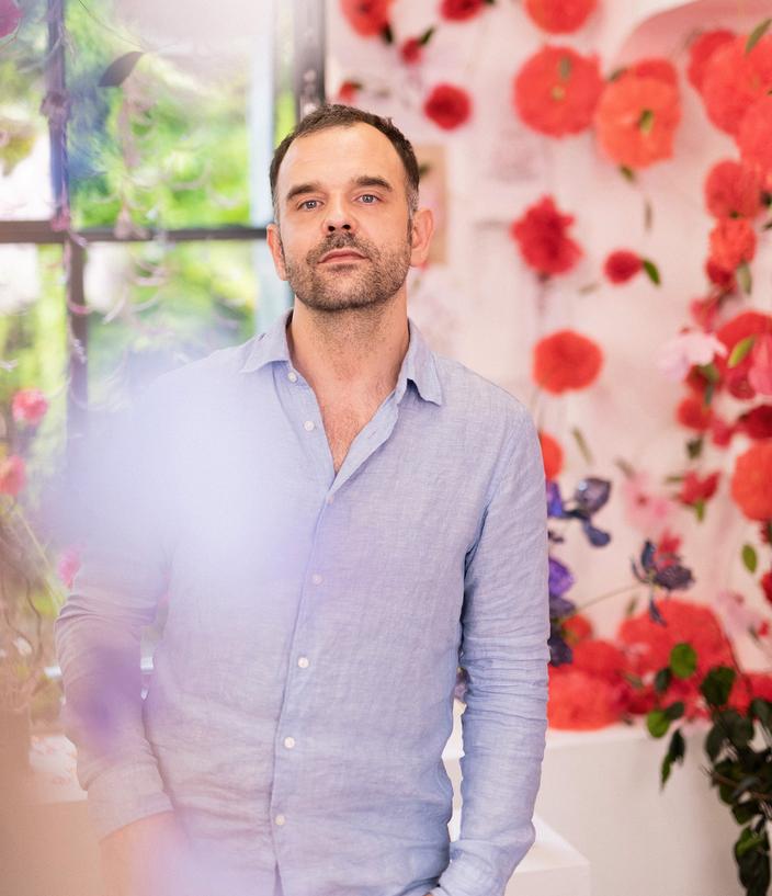 William Amor, l'artiste qui cisèle des fleurs extraordinaires à partir ...