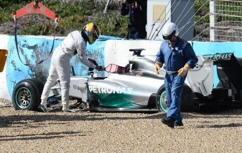 Sérieux crash pour Lewis Hamilton