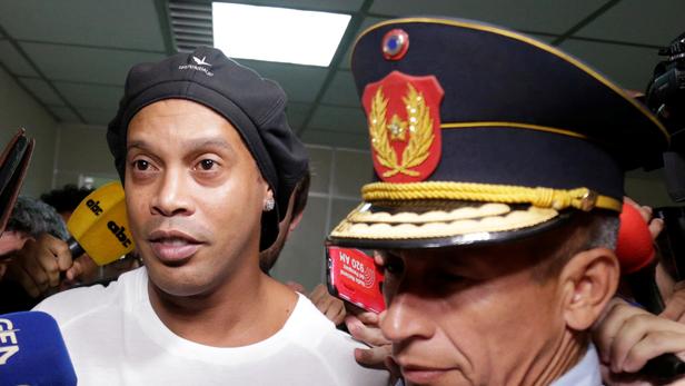 Ronaldinho sort de prison mais reste assigné à résidence au Paraguay ...